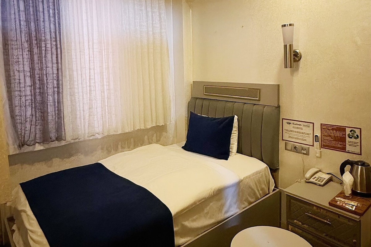 Quarto Individual Básico | Roupa de alta qualidade, cofre no quarto, Wi-fi grátis