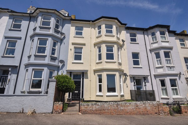 Flat 2, 10 Seafield Road - Seaton