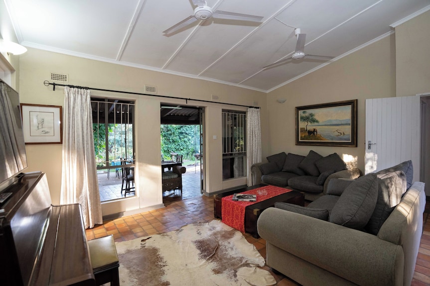 Beautiful Home, Lush Garden, And Pool. Walking Distance To Town And Waterfall. - Victoria Falls