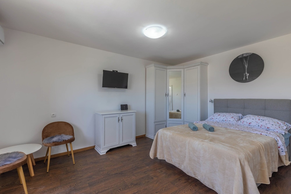 Seafront Apartment Sanja - Karlobag