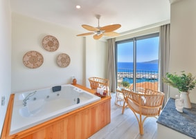 Deluxe Room with Sea View and Jacuzzi | Roupa de alta qualidade, camas de colchão Select Comfort 