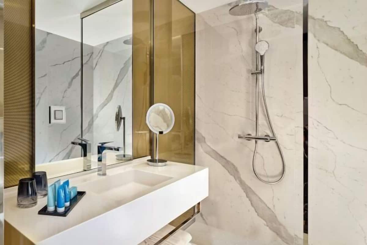 Artigos de higiene pessoal grátis, um secador de cabelo, roupões