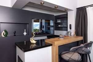 King Suit Room | Roupa de alta qualidade, camas de colchão viscoelástico, minibar