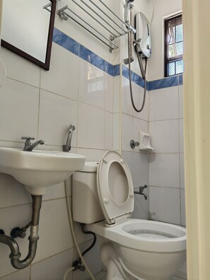 Suite Deluxe | Casa de banho | Um polibã, artigos de higiene pessoal grátis, um bidé 