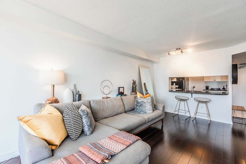 Chic High Rise In King West | Free Parking! - Toronto