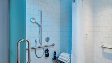 Quarto, 1 cama King (Mobility Accessible, Roll-In Shower) | Banheiro | Chuveiro, ducha de hidromassagem, produtos de toalete biodegradáveis