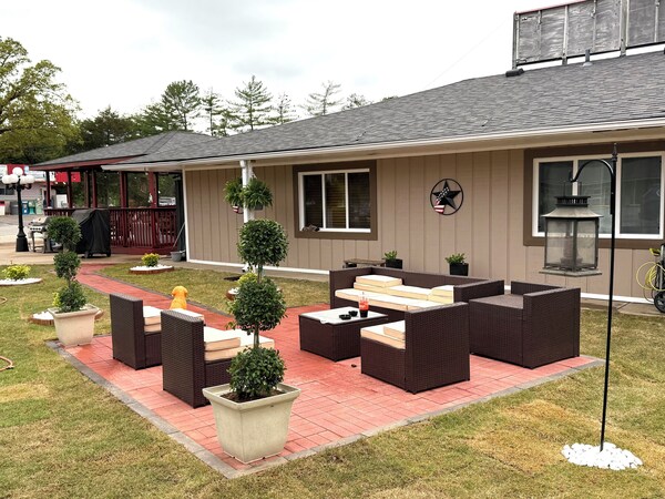 Hunter's Friend Resort - Kimberling City, MO