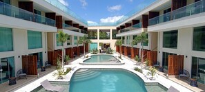 2 piscinas exteriores, da(s) 10:00 à(s) 22:00, espreguiçadeiras