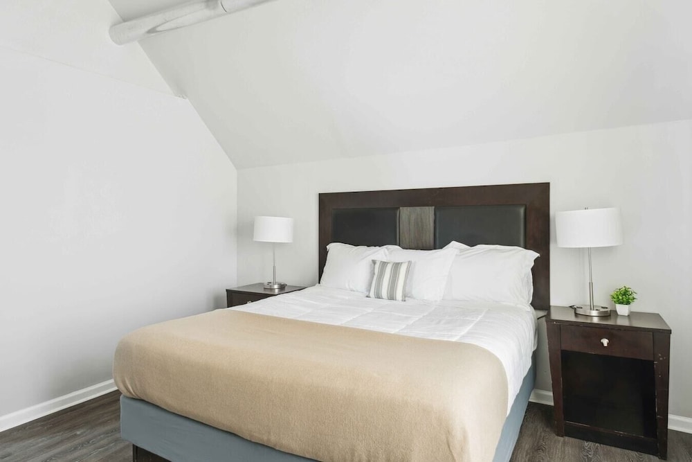 Chic Haven Stylish 2br Oasis In Lansing Detroit - Windsor