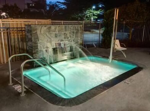 Ideal Mix Of Comfort And Value! Onsite Parking, Pets Allowed! - Berkeley, CA