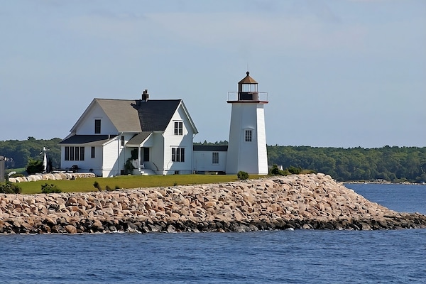 Coastal-style Retreat! Direct Beach Access! Minutes To Woods Hole Aquarium! - Old Silver Beach, MA