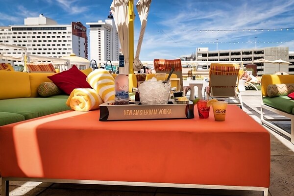 Look No Further! Four Units With City View, Free Parking, Dogs Allowed, Pool! - Las Vegas, NV