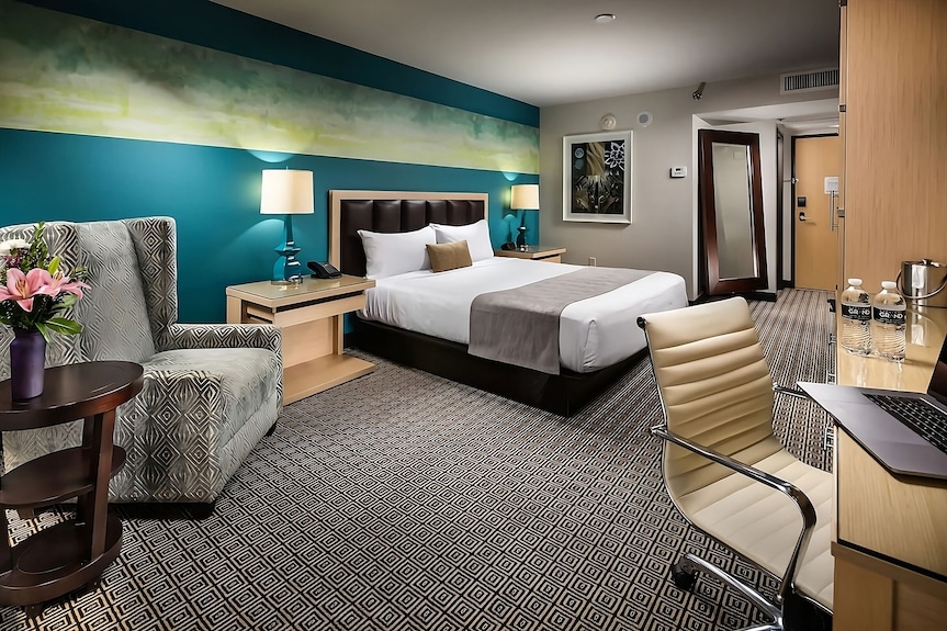 Sin City Getaway! 4 Contemporary Accommodations, City View, Pool, Free Parking! - Las Vegas, NV