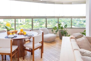 Apartamento luxo, 1 quarto | Sala de jantar