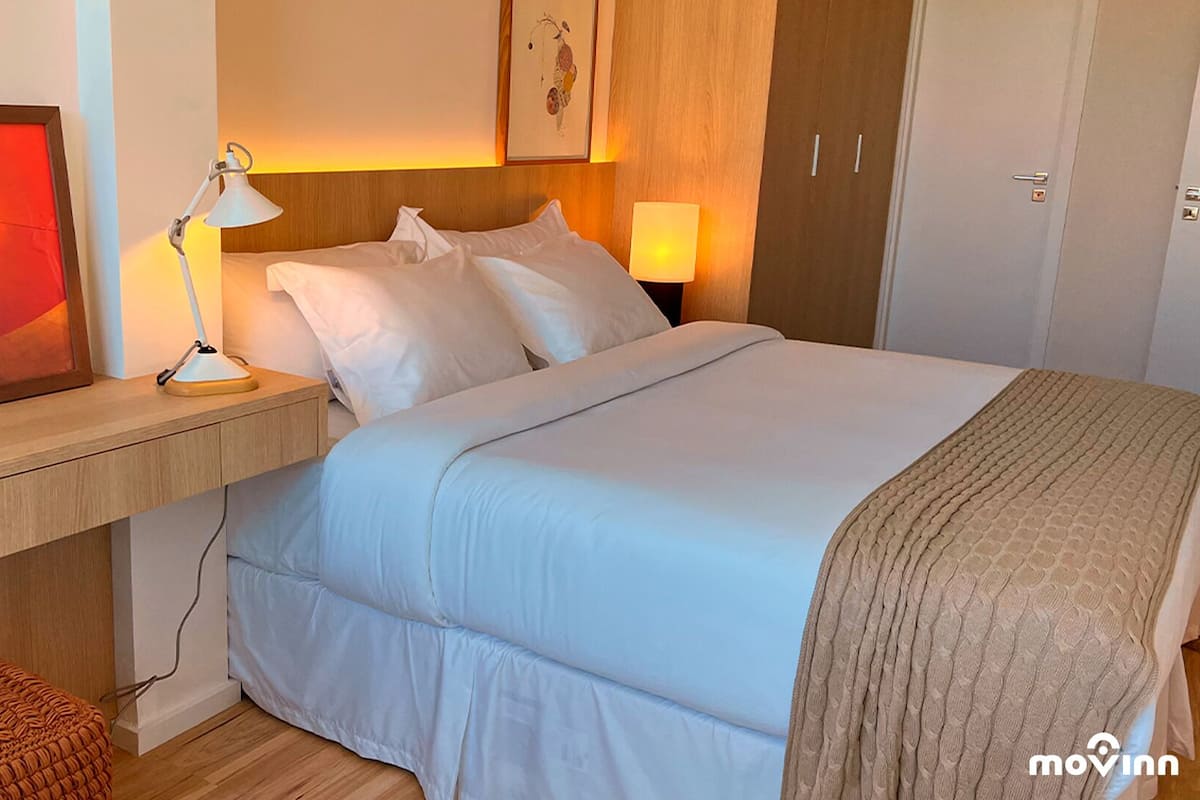 Apartamento | Roupas de cama premium, cofres nos quartos, individualmente decorados