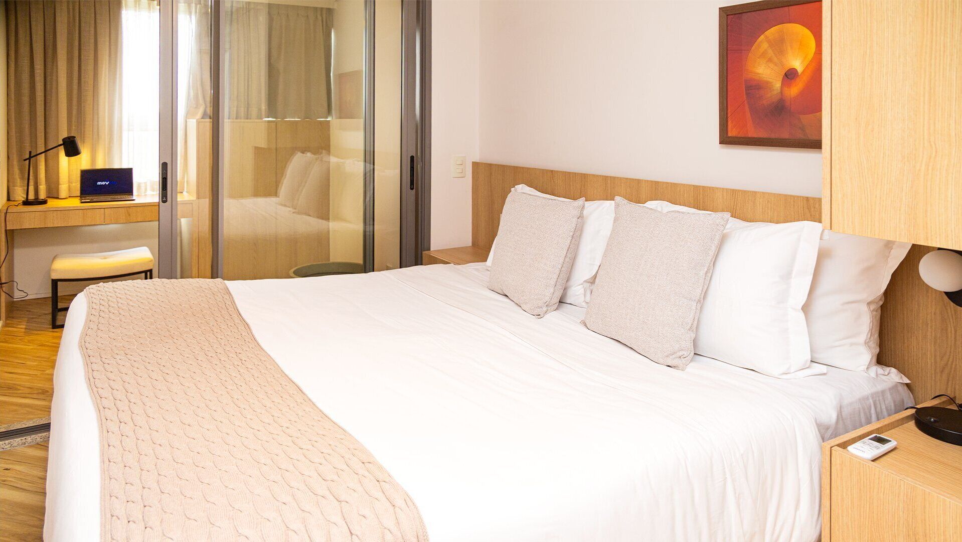 Apartamento | Roupas de cama premium, cofres nos quartos, individualmente decorados