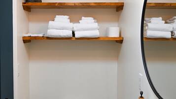 Um polibã, um chuveiro fixo, toalhas fornecidas