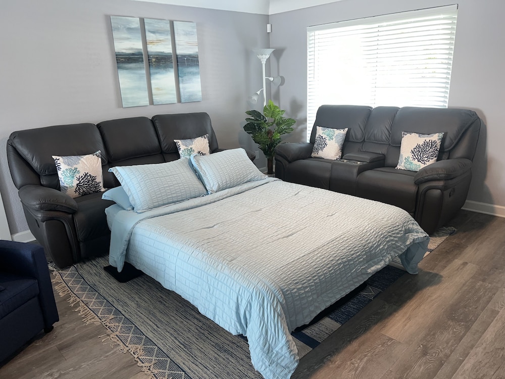 Welcome To Paradise In Pompano! A Fully Remodeled Property With Backyard Oasis! - Pompano Beach, FL