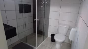 Quarto triplo clássico | Banheiro | Chuveiro, toalhas de banho, sabonete, shampoo