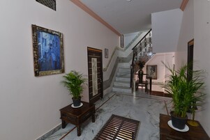Televisor LED, filmes em estreia, colunas inteligentes