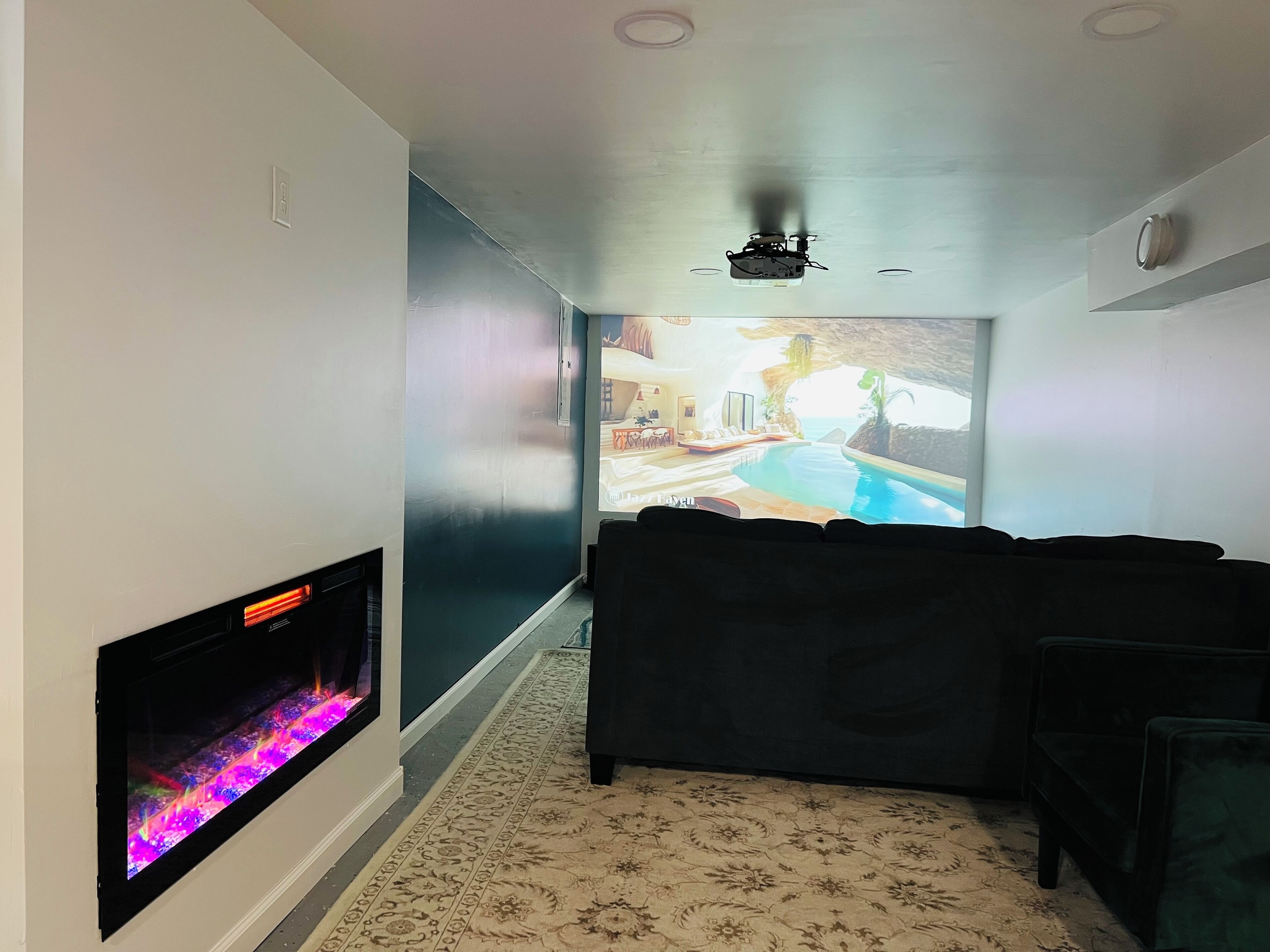 The Lux Lodge, Hot Tub, Game Room, Movie Theatre, Two Fire Pits, Foosball. - Des Moines, IA