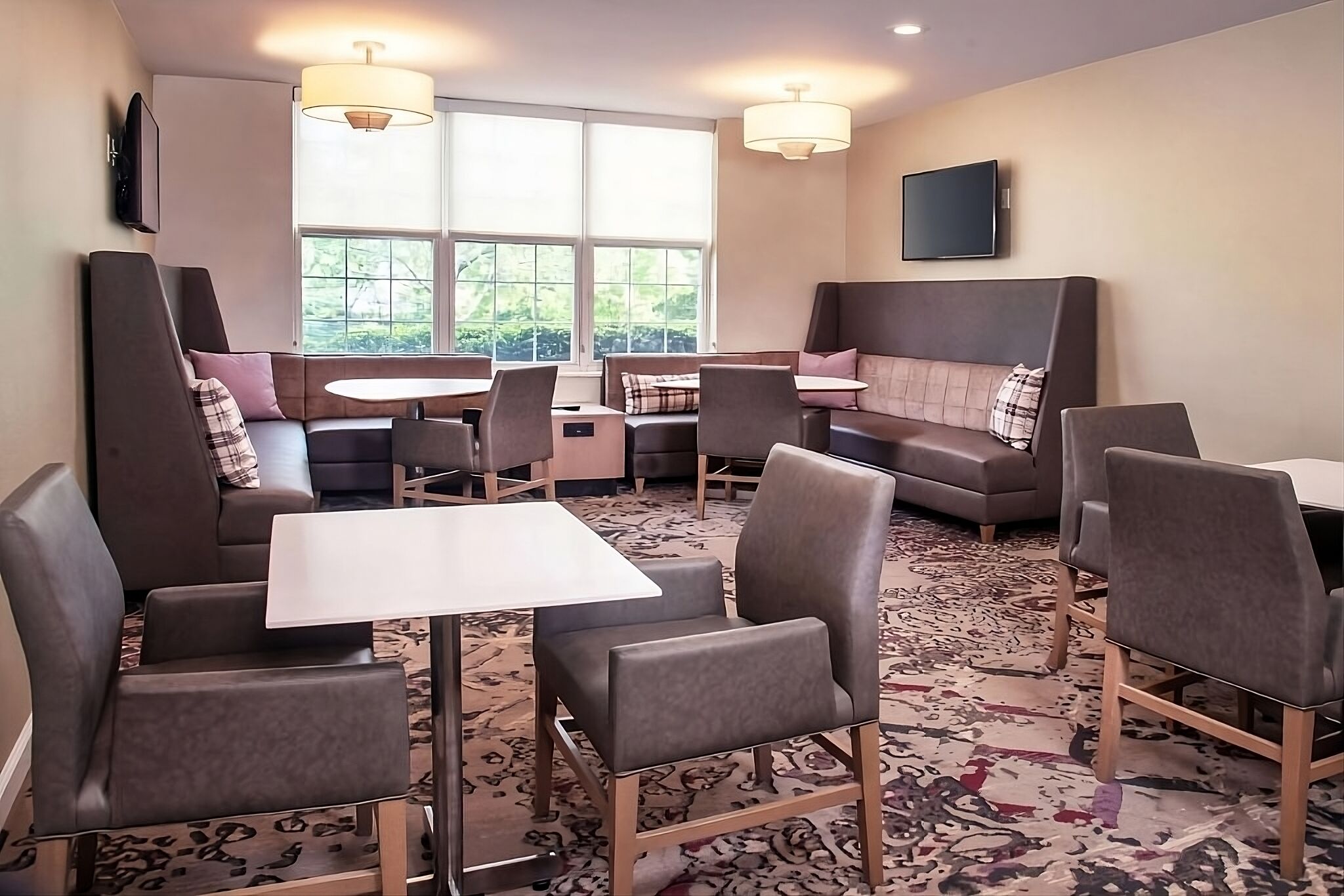 Always A Great Idea To Unwind! Pet-friendly, W/ Pool, Free Breakfast! - Glen Burnie, MD