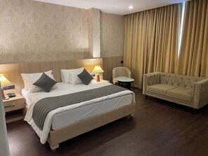 Quarto Executivo | Camas de colchão Tempur-Pedic, cofre no quarto, secretária 