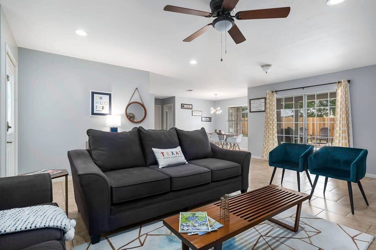 Henrietta Haus, Pet Friendly, Hot Tub, Fire Pit! - Fredericksburg, TX