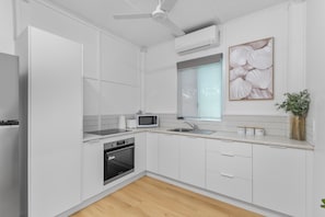 Apartamento, 2 quartos (3) | Cozinha privada | Um frigorífico/congelador grande, um micro-ondas, um forno