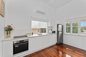 Apartamento Standard (1) | Cozinha privada | Um frigorífico/congelador grande, um micro-ondas, um forno 