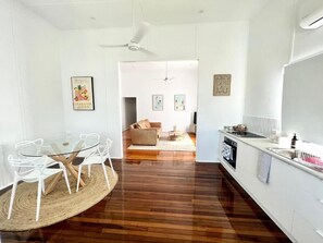 Apartamento standard (1) | Cozinha privada | Geladeira grande, micro-ondas, fogão, cooktop