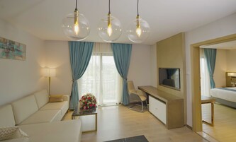 Suite Deluxe | Sala de estar | TV de ecrã plano 