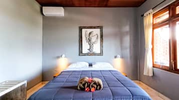 Quarto casal luxo | 1 quarto, escrivaninha, espaço de trabalho para notebook