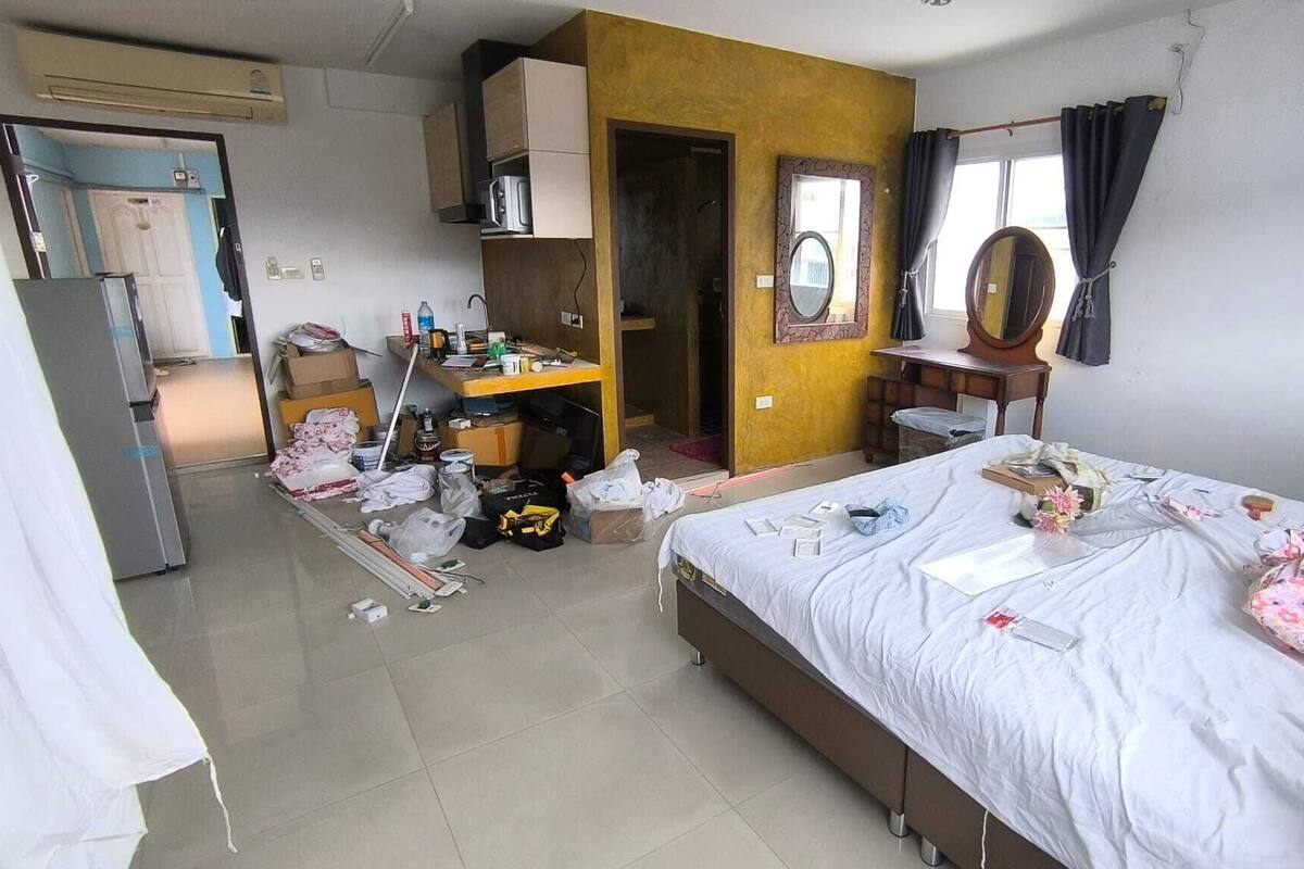 Roof-top Studio with Kitchenette - 6th Floor accessed via stairs from the 5th floor | Cofres nos quartos, escrivaninha, espaço de trabalho para notebook