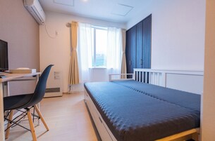 Quarto Duplo Standard | Sala de estar | Televisor de ecrã plano de 19 polegadas com canais digitais, lareira