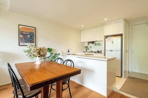 Apartamento básico, 1 cama King | Opções para refeição