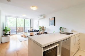 Apartamento básico, 1 cama King | Cozinha privada | Geladeira, micro-ondas, fogão, cooktop