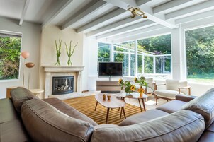 Bungalow Presidencial, banheira de hidromassagem grande, junto ao jardim | Sala de estar | Smart TV, Netflix, serviços de streaming 
