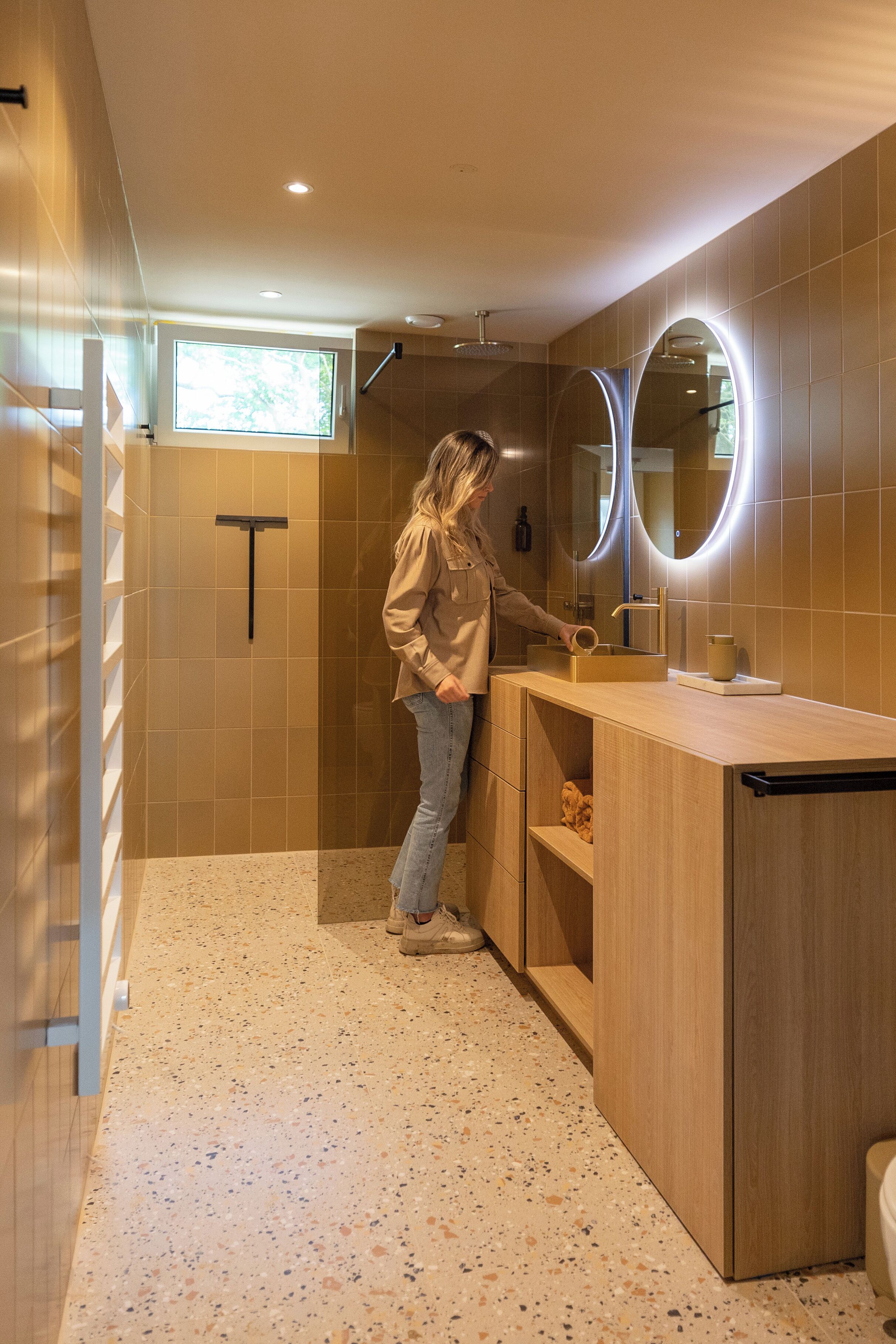 Apartamento luxo, terraço, no jardim | Banheiro | Chuveiro, chuveiro com efeito de chuva, secador de cabelo, piso aquecido