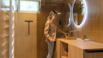 Apartamento Deluxe, terraço, junto ao jardim | Casa de banho | Um polibã, um chuveiro fixo, um secador de cabelo