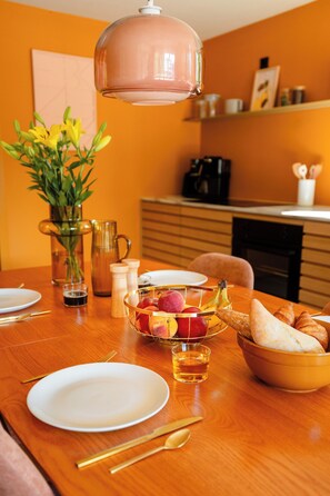 Apartamento Deluxe, 2 quartos, terraço, vista para o jardim | Refeições no quarto