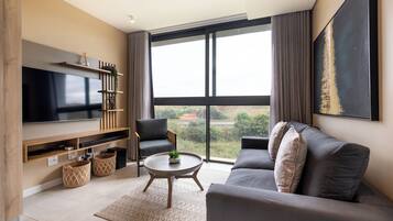 Apartamento Deluxe | Sala de estar | TV de ecrã plano, Netflix, serviços de streaming