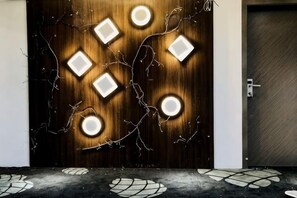 Uma porta de madeira com iluminação embutida e piso padronizado.