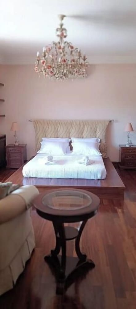 Athenian Country House Retreat. - Milos