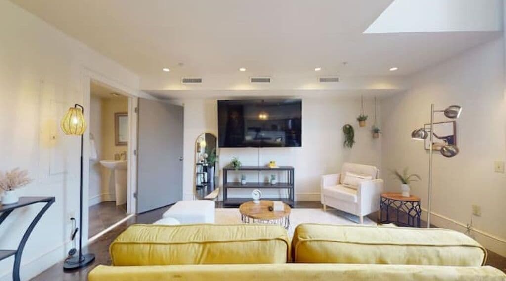 Charmingly Trendy Cloverdale Loft - Gated Parking! - Montgomery, AL