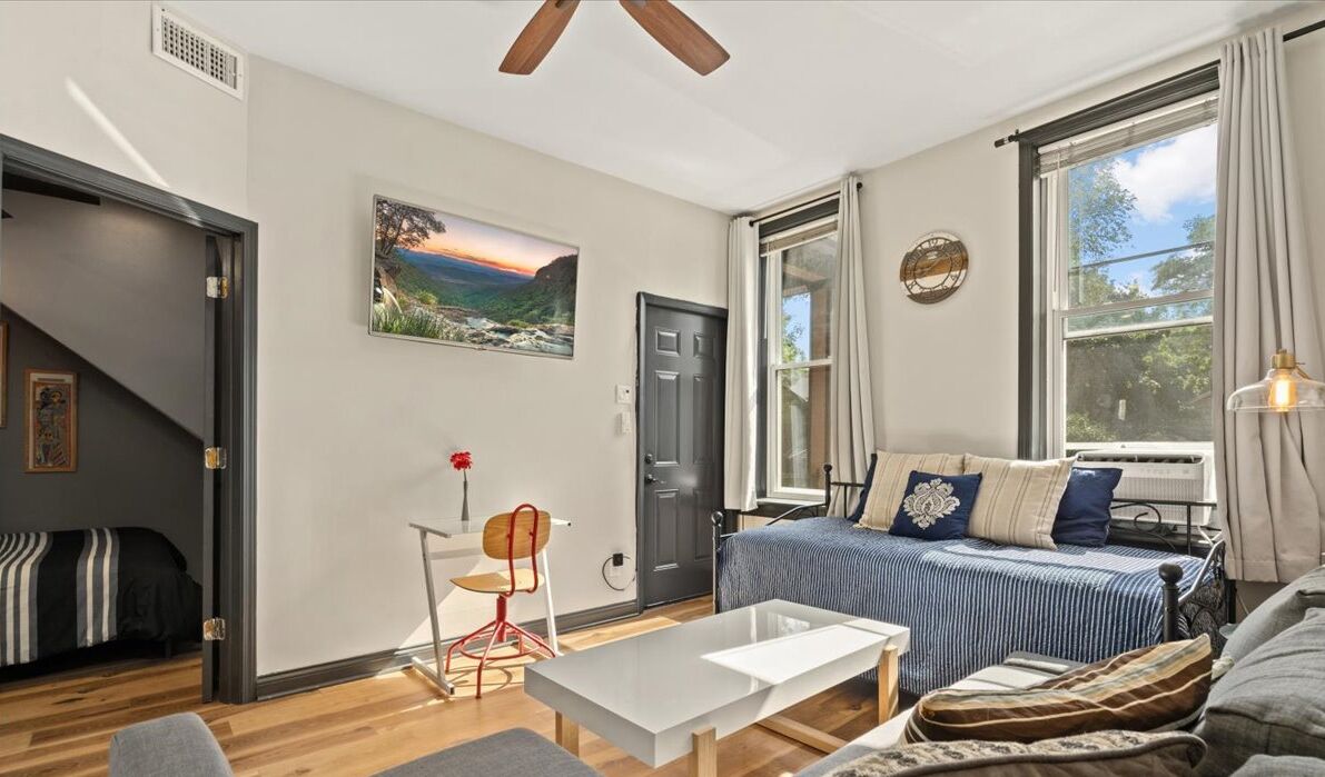 Remodeled Splendid Flat In Bucktown +Back Porch, Ranked Guest Favorite! Pets Ok! - Old Irving Park - Chicago