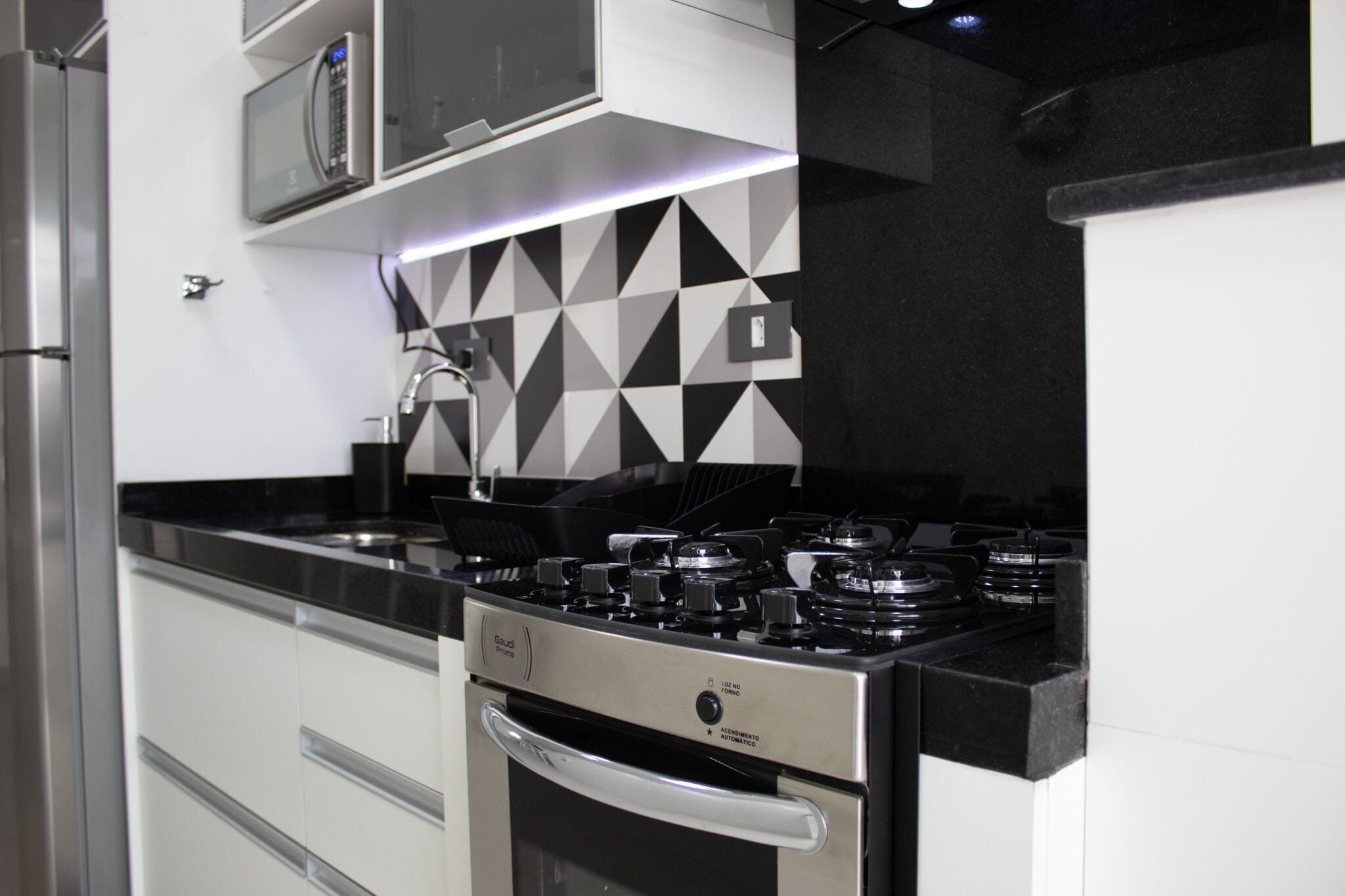 Apartamento panorâmico | Cozinha privada | Geladeira, talheres/pratos/utensílios de cozinha