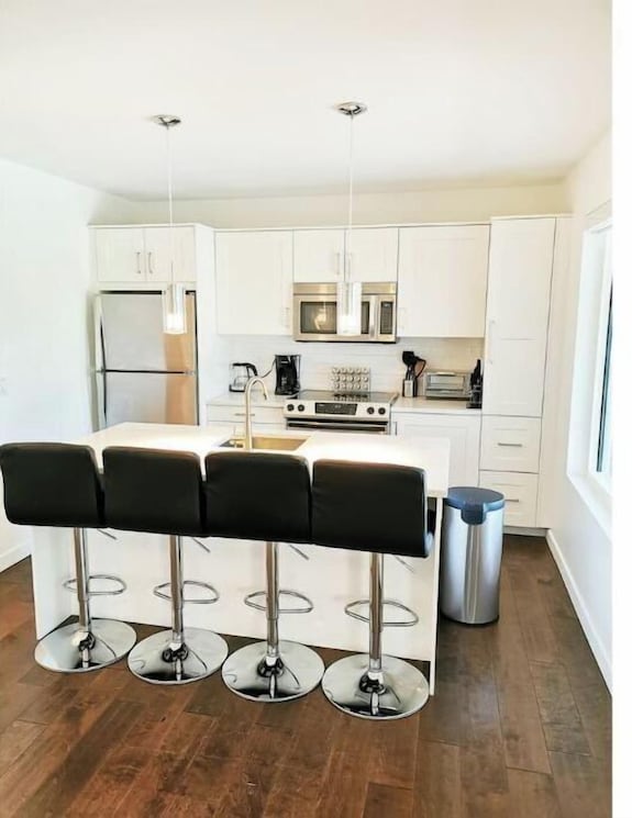 Lakefront Wine Trail Peaceful Modern Suite - British Columbia