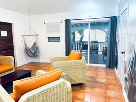 Smart TV de 55 polegadas com canais digitais, serviços de streaming 