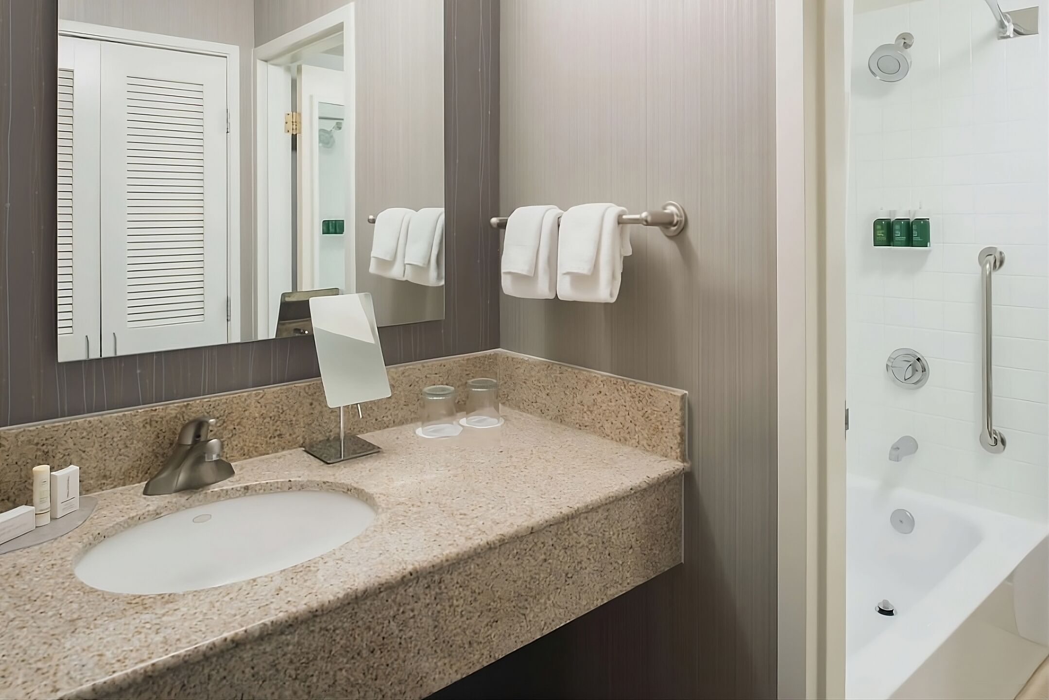 Convenient Stay, Superb Location! Close To Volunteer Park Water Tower, W/ Pool! - Issaquah, WA